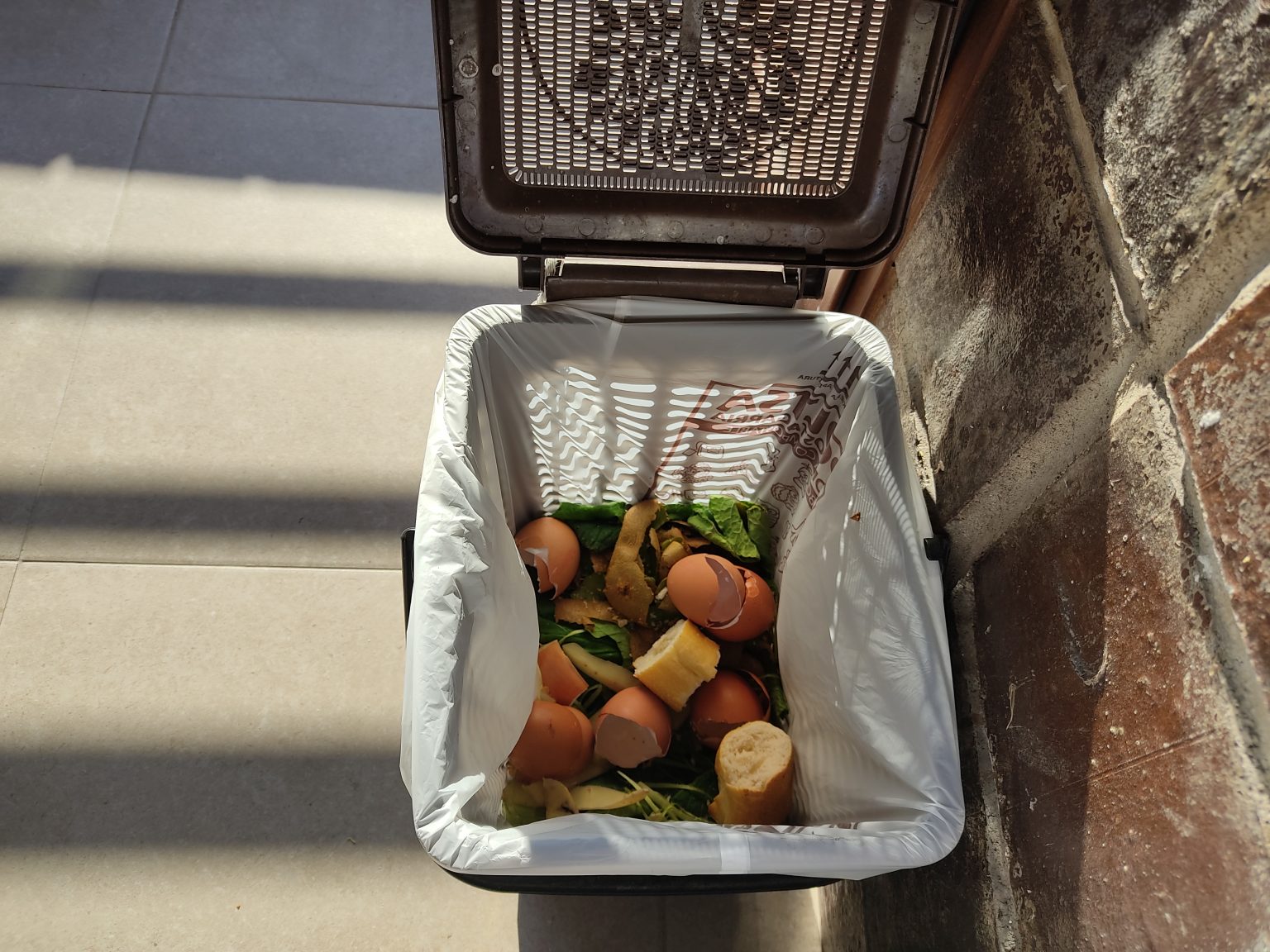 Scientists’ view of food waste generation in households: Challenges and ...